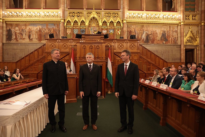 A Parlamentben köszöntötték a kiválóságokat - Magyar Kereskedelmi és ...